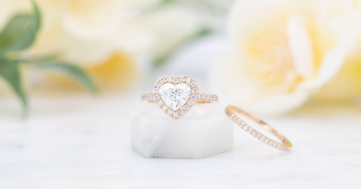Heart cut center stone engagement ring designs | CustomMade.com